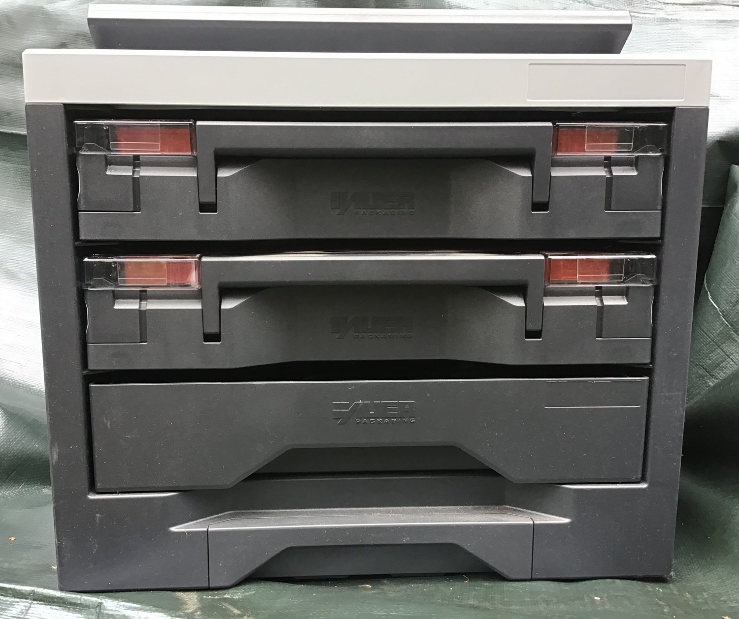 Toolboxenrack von Auer Packaging für mehr Ordnung – PAA Shooting Academy